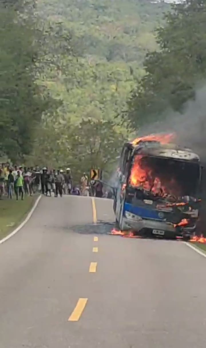Bus Rute Internasional Kupang - Dili Timor Leste Terbakar di NTT ...